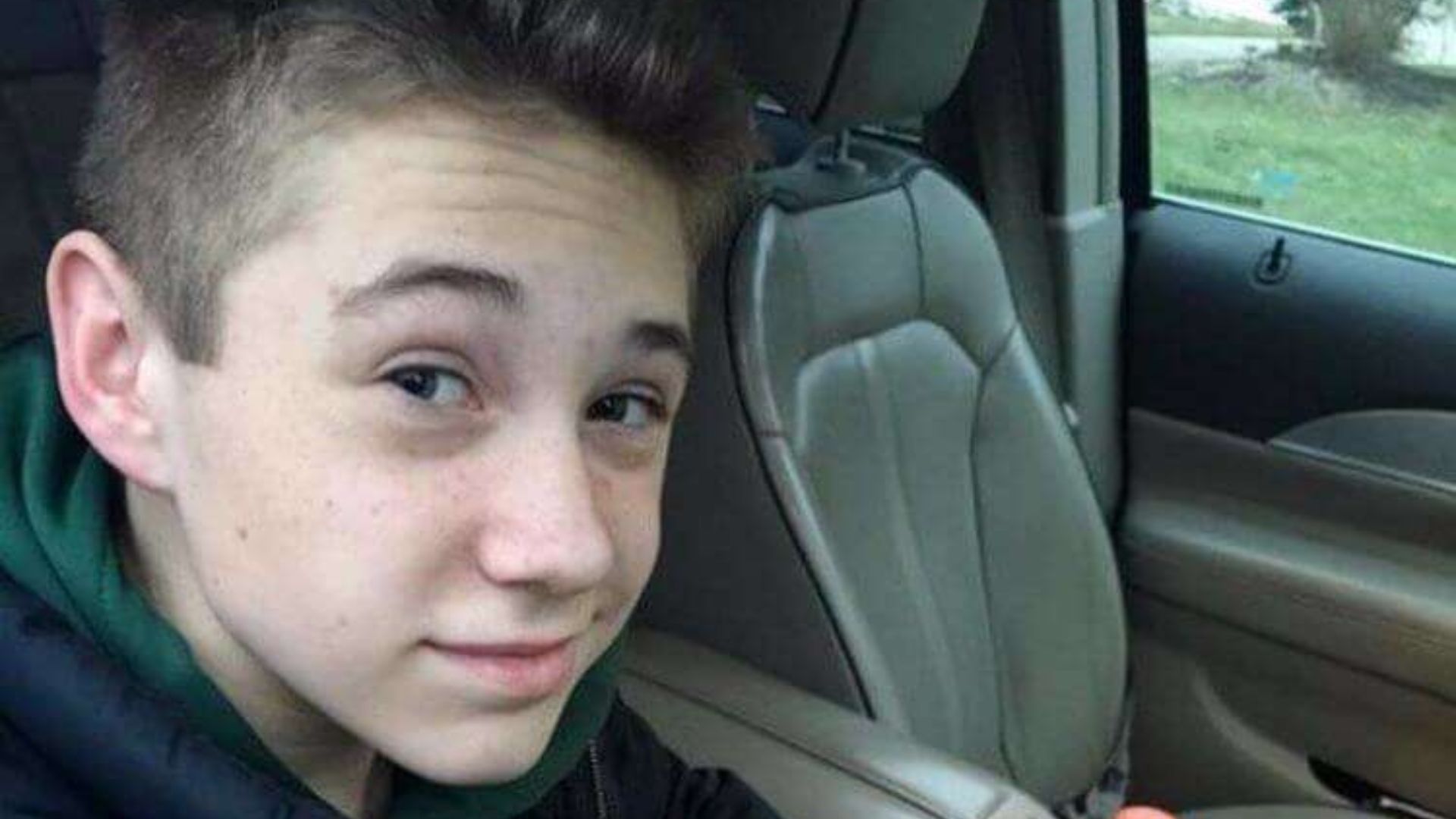 Vaikinas iškart suskubo padėti katinui, išmestam iš visu greičiu ...